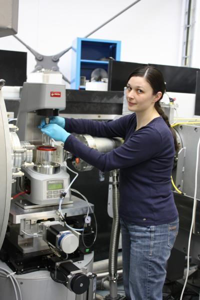 Crystal-clear method for distinguishing between glass and fluids ...